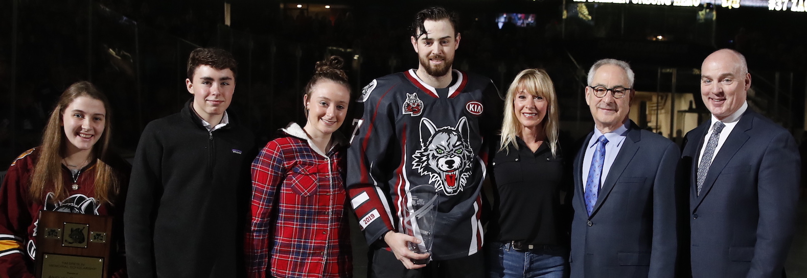 Leslie collects Tim Breslin Unsung Hero Award - Chicago Wolves