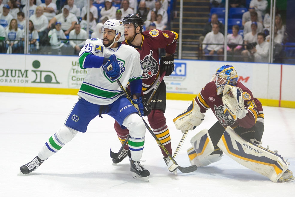 Disputed goal helps to drop Wolves - Chicago Wolves